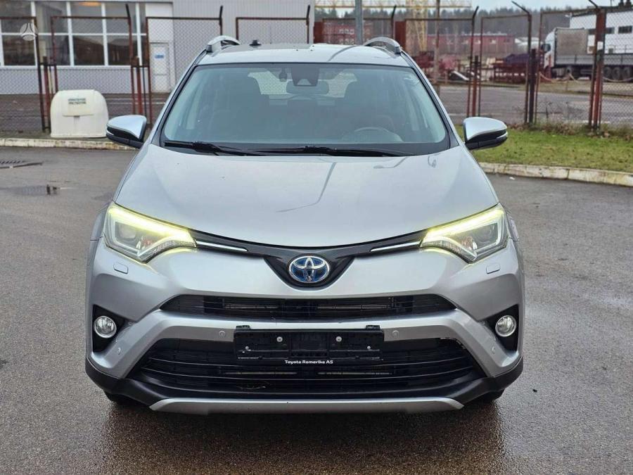 Grey Toyota RAV4 2018 in Rokiskis, with an engine capacity of 2.49 L and mileage of 270 thousand km for 9950 €, photo 1 on AUTOMOTO.COM.LV