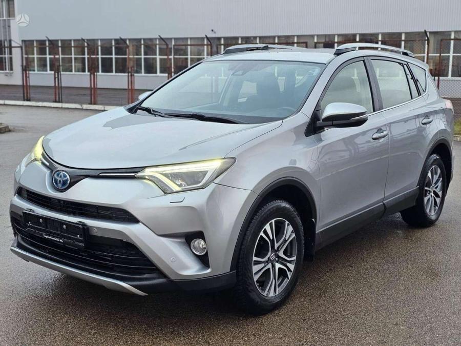 Grey Toyota RAV4 2018 in Rokiskis, with an engine capacity of 2.49 L and mileage of 270 thousand km for 9950 €, photo 5 on AUTOMOTO.COM.LV