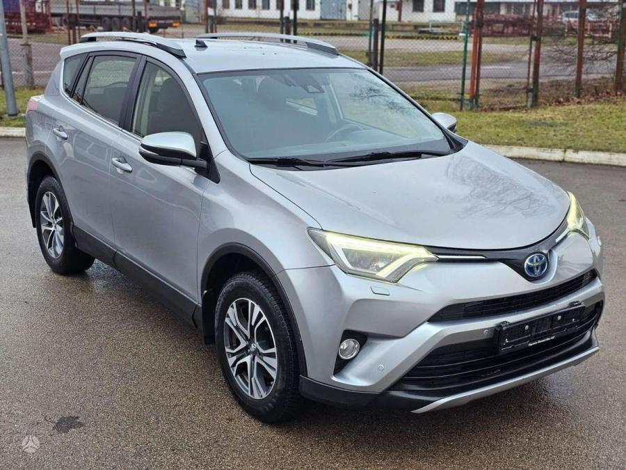 Grey Toyota RAV4 2018 in Rokiskis, with an engine capacity of 2.49 L and mileage of 270 thousand km for 9950 €, photo 9 on AUTOMOTO.COM.LV
