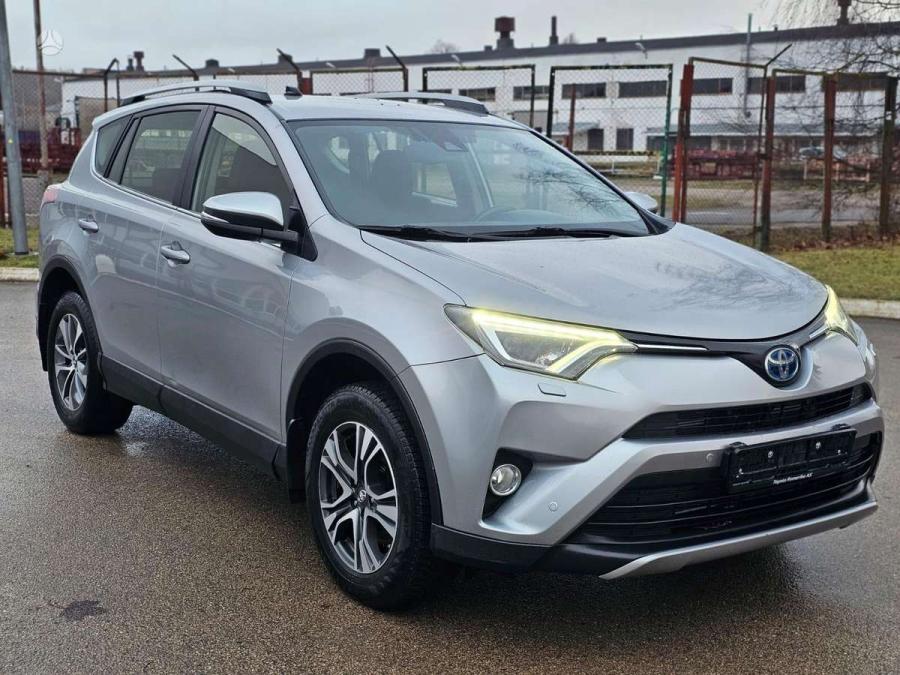 Grey Toyota RAV4 2018 in Rokiskis, with an engine capacity of 2.49 L and mileage of 270 thousand km for 9950 €, photo 17 on AUTOMOTO.COM.LV