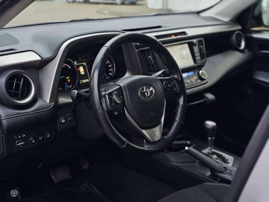 Grey Toyota RAV4 2018 in Rokiskis, with an engine capacity of 2.49 L and mileage of 270 thousand km for 9950 €, photo 31 on AUTOMOTO.COM.LV