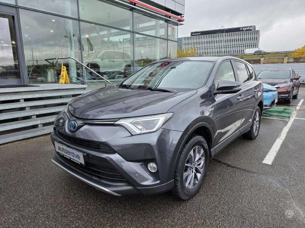 Grey Toyota RAV4 2018 in Vilnius, with an engine capacity of 2.49 L and mileage of 188 thousand km for 17650 €, photo 1 on AUTOMOTO.COM.LV