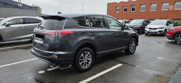 Grey Toyota RAV4 2018 in Vilnius, with an engine capacity of 2.49 L and mileage of 188 thousand km for 17650 €, photo 4 on AUTOMOTO.COM.LV