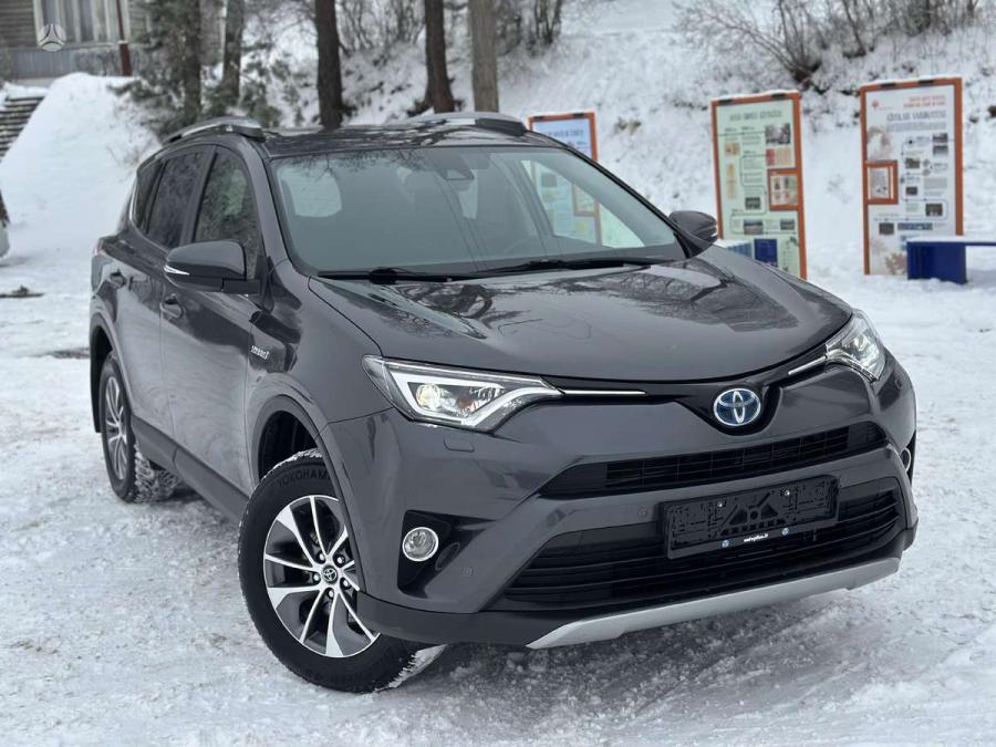 Grey Toyota RAV4 2018 in Kaunas, with an engine capacity of 2.49 L and mileage of 194 thousand km for 17350 €, photo 1 on AUTOMOTO.COM.LV
