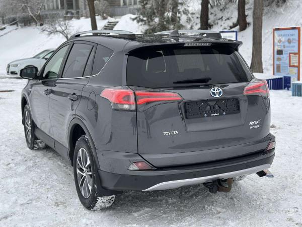 Grey Toyota RAV4 2018 in Kaunas, with an engine capacity of 2.49 L and mileage of 194 thousand km for 17350 €, photo 2 on AUTOMOTO.COM.LV