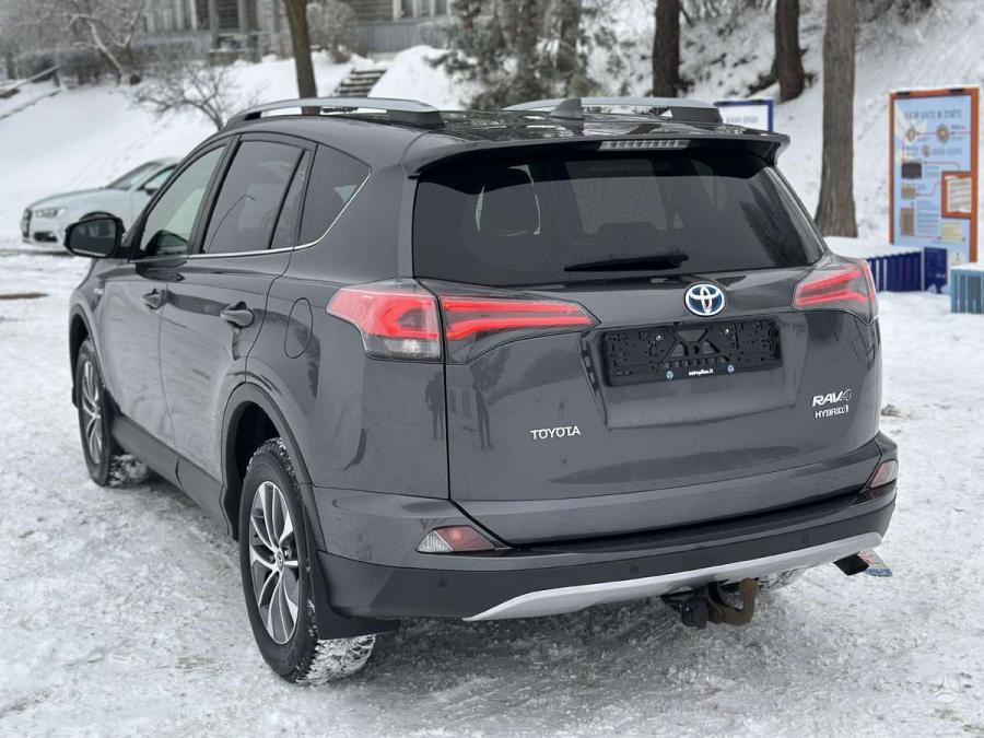 Grey Toyota RAV4 2018 in Kaunas, with an engine capacity of 2.49 L and mileage of 194 thousand km for 17350 €, photo 2 on AUTOMOTO.COM.LV