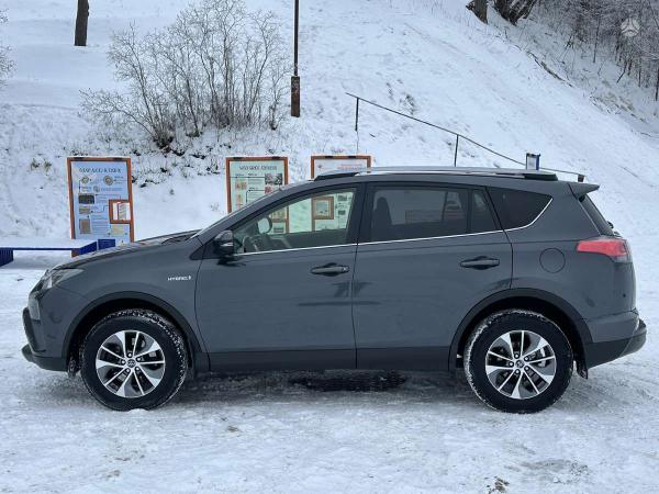 Grey Toyota RAV4 2018 in Kaunas, with an engine capacity of 2.49 L and mileage of 194 thousand km for 17350 €, photo 9 on AUTOMOTO.COM.LV