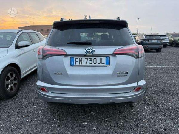 Pelēks Toyota RAV4 2018 Šauļi, ar dzinēja tilpumu 2.49 L un nobraukumu 105 tūkst. km par 17800 €, foto 5 vietnē AUTOMOTO.COM.LV