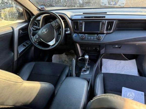 Pelēks Toyota RAV4 2018 Šauļi, ar dzinēja tilpumu 2.49 L un nobraukumu 105 tūkst. km par 17800 €, foto 8 vietnē AUTOMOTO.COM.LV