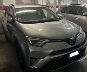 Grey Toyota RAV4 2018 in Vilnius, with an engine capacity of 2.49 L and mileage of 125 thousand km for 18888 €, photo 2 on AUTOMOTO.COM.LV