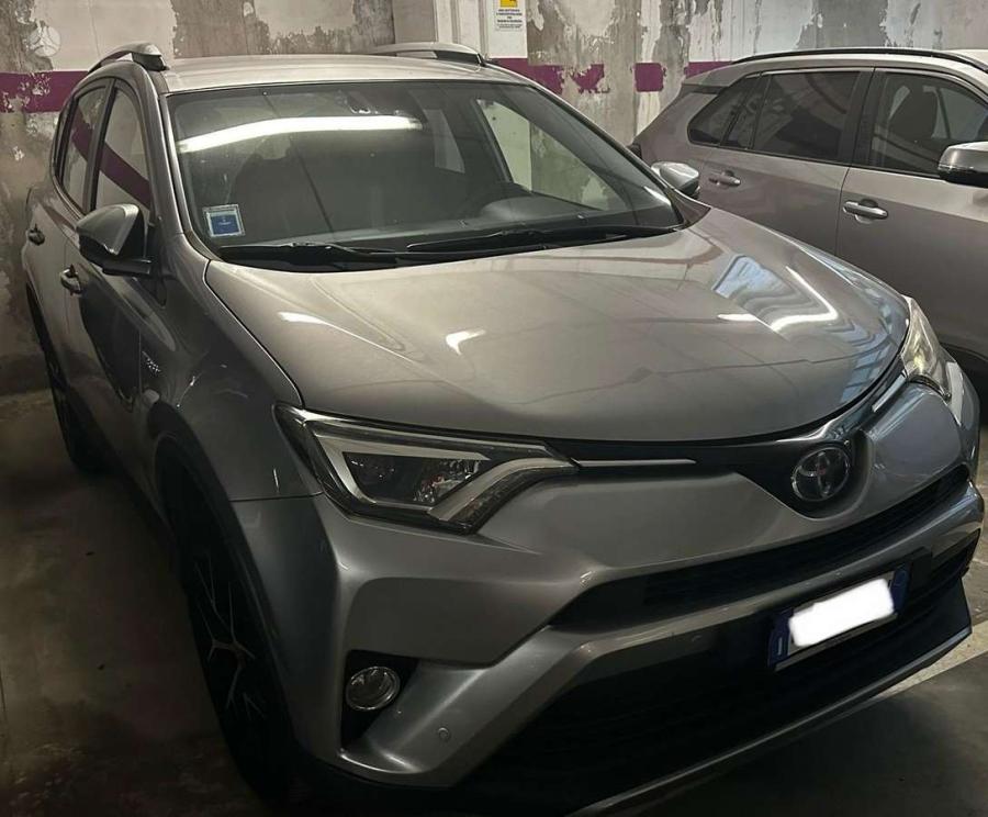 Grey Toyota RAV4 2018 in Vilnius, with an engine capacity of 2.49 L and mileage of 125 thousand km for 18888 €, photo 2 on AUTOMOTO.COM.LV