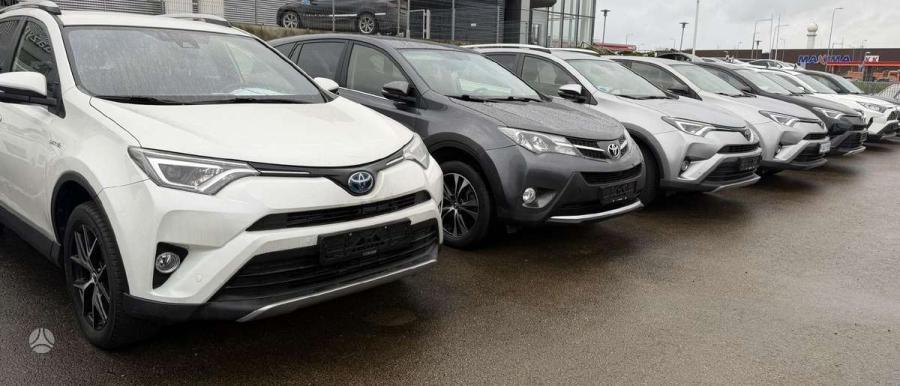 Grey Toyota RAV4 2018 in Vilnius, with an engine capacity of 2.49 L and mileage of 125 thousand km for 18888 €, photo 6 on AUTOMOTO.COM.LV