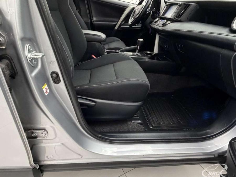 Grey Toyota RAV4 2018 in Vilnius, with an engine capacity of 1.99 L and mileage of 136 thousand km for 17500 €, photo 7 on AUTOMOTO.COM.LV