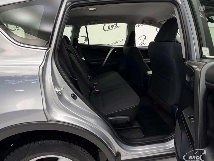Grey Toyota RAV4 2018 in Vilnius, with an engine capacity of 1.99 L and mileage of 136 thousand km for 17500 €, photo 10 on AUTOMOTO.COM.LV