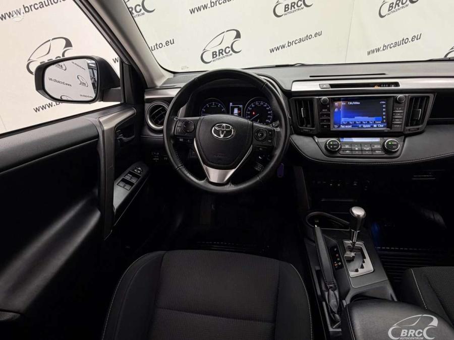 Grey Toyota RAV4 2018 in Vilnius, with an engine capacity of 1.99 L and mileage of 136 thousand km for 17500 €, photo 14 on AUTOMOTO.COM.LV