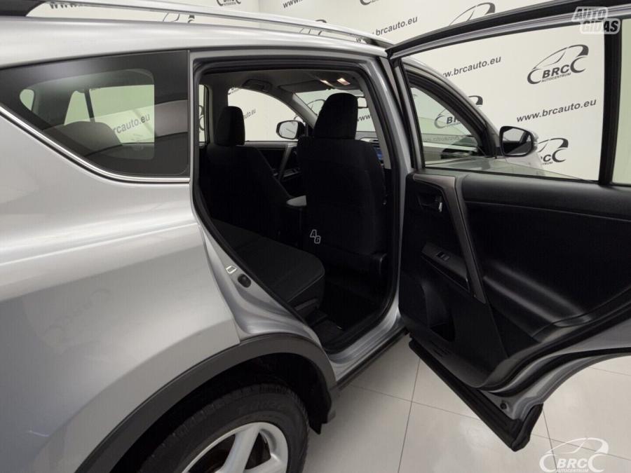 Grey Toyota RAV4 2018 in Avizieniai, with an engine capacity of 2.00 L and mileage of 136 thousand km for 17500 €, photo 12 on AUTOMOTO.COM.LV