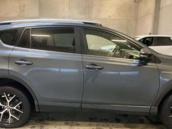 Grey Toyota RAV4 2018 in Vilnius, with an engine capacity of 2.50 L and mileage of 160 thousand km for 15999 €, photo 3 on AUTOMOTO.COM.LV