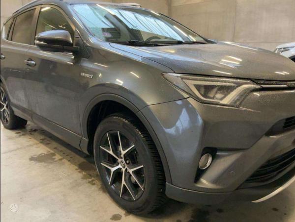 Grey Toyota RAV4 2018 in Vilnius, with an engine capacity of 2.50 L and mileage of 160 thousand km for 15999 €, photo 6 on AUTOMOTO.COM.LV