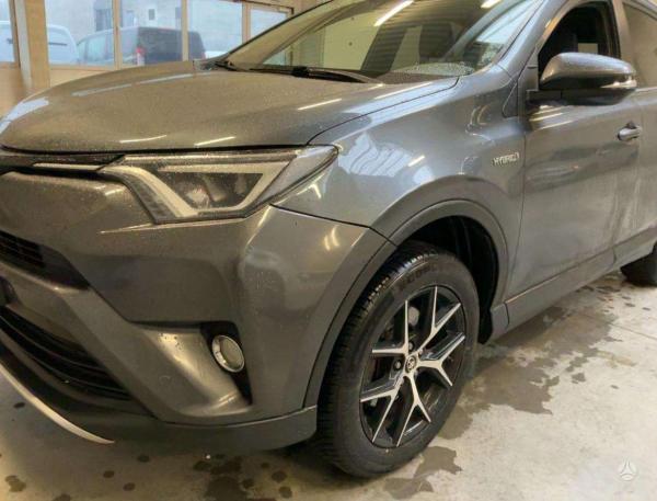 Grey Toyota RAV4 2018 in Vilnius, with an engine capacity of 2.50 L and mileage of 160 thousand km for 15999 €, photo 7 on AUTOMOTO.COM.LV