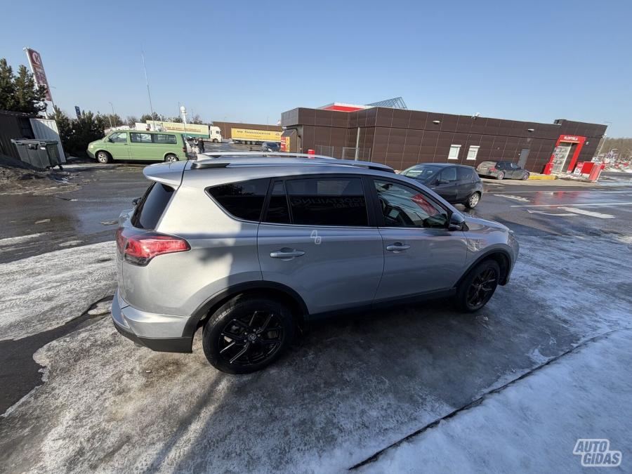 Grey Toyota RAV4 2018 in Vilnius, with an engine capacity of 2.50 L and mileage of 182 thousand km for 17350 €, photo 7 on AUTOMOTO.COM.LV