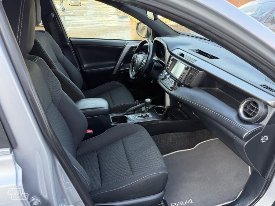 Grey Toyota RAV4 2018 in Vilnius, with an engine capacity of 2.50 L and mileage of 182 thousand km for 17350 €, photo 22 on AUTOMOTO.COM.LV