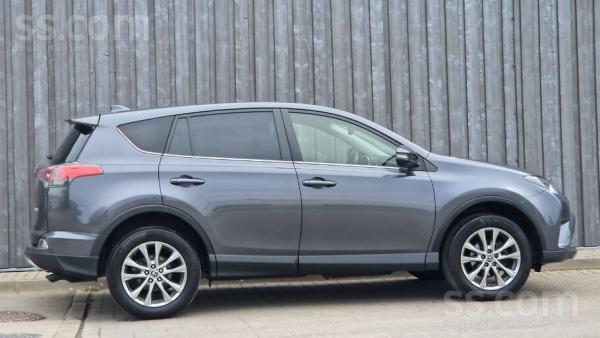 Grey Toyota RAV4 2018 in Jelgava, with an engine capacity of 2.00 L and mileage of 235 thousand km for 15950 €, photo 2 on AUTOMOTO.COM.LV