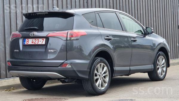 Grey Toyota RAV4 2018 in Jelgava, with an engine capacity of 2.00 L and mileage of 235 thousand km for 15950 €, photo 3 on AUTOMOTO.COM.LV