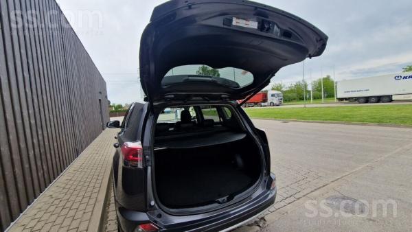Grey Toyota RAV4 2018 in Jelgava, with an engine capacity of 2.00 L and mileage of 235 thousand km for 15950 €, photo 6 on AUTOMOTO.COM.LV