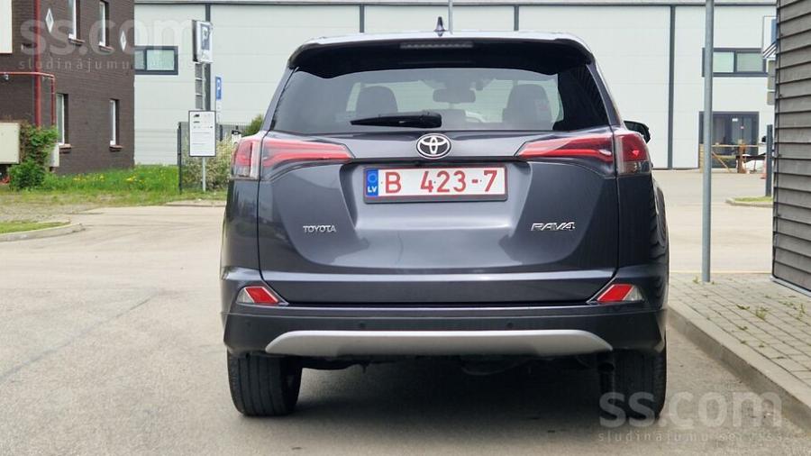 Pelēks Toyota RAV4 2018 Jelgava, ar dzinēja tilpumu 2.00 L un nobraukumu 235 tūkst. km par 15950 €, foto 18 vietnē AUTOMOTO.COM.LV