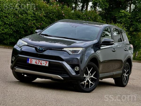 Grey Toyota RAV4 2018 in Riga, with an engine capacity of 2.50 L and mileage of 140 thousand km for 16997 €, photo 2 on AUTOMOTO.COM.LV