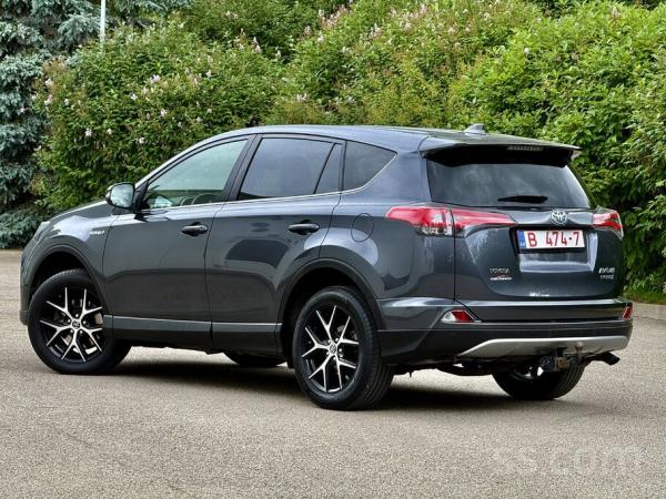 Grey Toyota RAV4 2018 in Riga, with an engine capacity of 2.50 L and mileage of 140 thousand km for 16997 €, photo 3 on AUTOMOTO.COM.LV