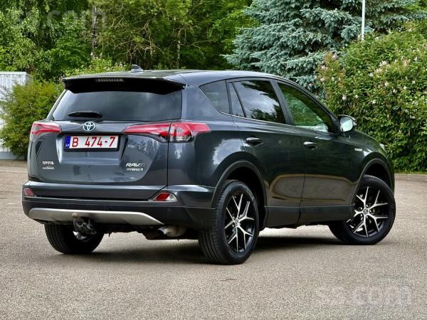 Grey Toyota RAV4 2018 in Riga, with an engine capacity of 2.50 L and mileage of 140 thousand km for 16997 €, photo 4 on AUTOMOTO.COM.LV