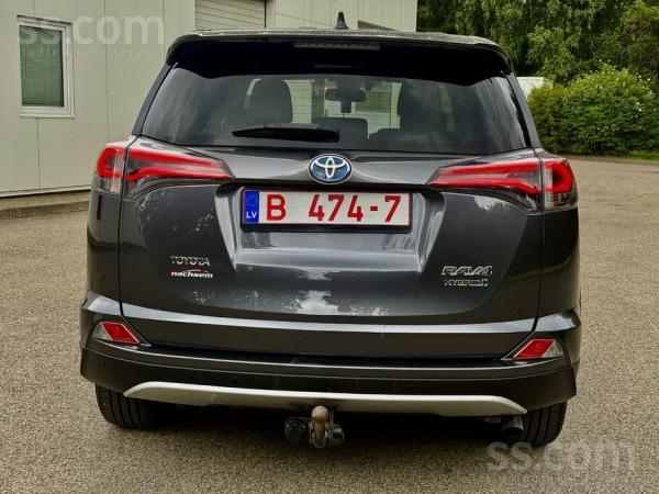 Grey Toyota RAV4 2018 in Riga, with an engine capacity of 2.50 L and mileage of 140 thousand km for 16997 €, photo 6 on AUTOMOTO.COM.LV