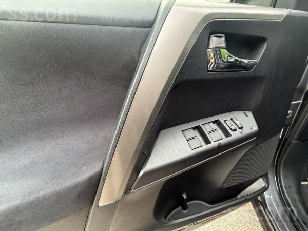 Grey Toyota RAV4 2018 in Riga, with an engine capacity of 2.50 L and mileage of 140 thousand km for 16997 €, photo 8 on AUTOMOTO.COM.LV
