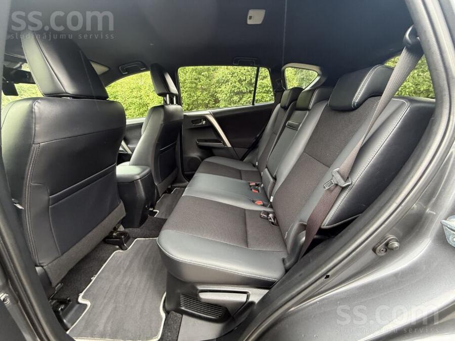 Pelēks Toyota RAV4 2018 Rīga, ar dzinēja tilpumu 2.50 L un nobraukumu 140 tūkst. km par 16997 €, foto 13 vietnē AUTOMOTO.COM.LV