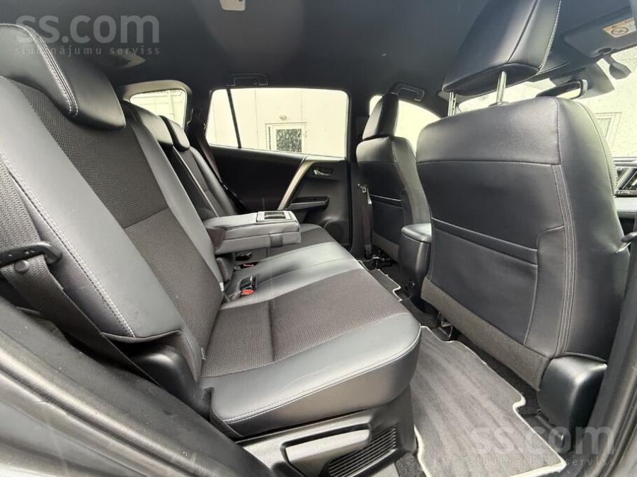 Pelēks Toyota RAV4 2018 Rīga, ar dzinēja tilpumu 2.50 L un nobraukumu 140 tūkst. km par 16997 €, foto 15 vietnē AUTOMOTO.COM.LV