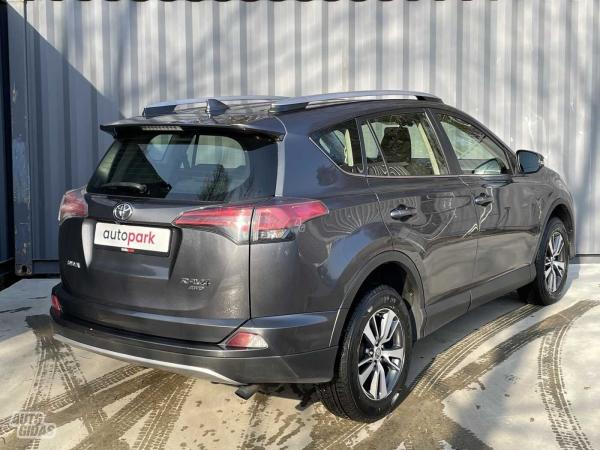 Pelēks Toyota RAV4 2018 Viļņa, ar dzinēja tilpumu 2.00 L un nobraukumu 151 tūkst. km par 15990 €, foto 3 vietnē AUTOMOTO.COM.LV