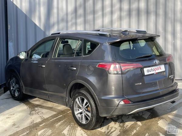 Pelēks Toyota RAV4 2018 Viļņa, ar dzinēja tilpumu 2.00 L un nobraukumu 151 tūkst. km par 15990 €, foto 4 vietnē AUTOMOTO.COM.LV
