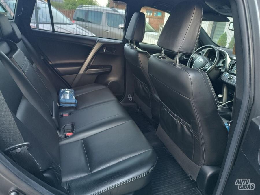 Pelēks Toyota RAV4 2018 Viļņa, ar dzinēja tilpumu 2.50 L un nobraukumu 183 tūkst. km par 20000 €, foto 8 vietnē AUTOMOTO.COM.LV