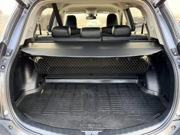 Grey Toyota RAV4 2018 in Riga, with an engine capacity of 2.50 L and mileage of 193 thousand km for 16500 €, photo 5 on AUTOMOTO.COM.LV