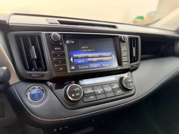 Grey Toyota RAV4 2018 in Riga, with an engine capacity of 2.50 L and mileage of 193 thousand km for 16500 €, photo 8 on AUTOMOTO.COM.LV