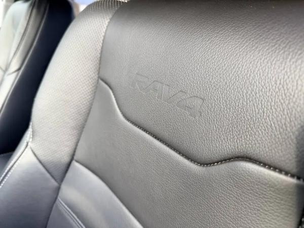 Grey Toyota RAV4 2018 in Riga, with an engine capacity of 2.50 L and mileage of 193 thousand km for 16500 €, photo 10 on AUTOMOTO.COM.LV