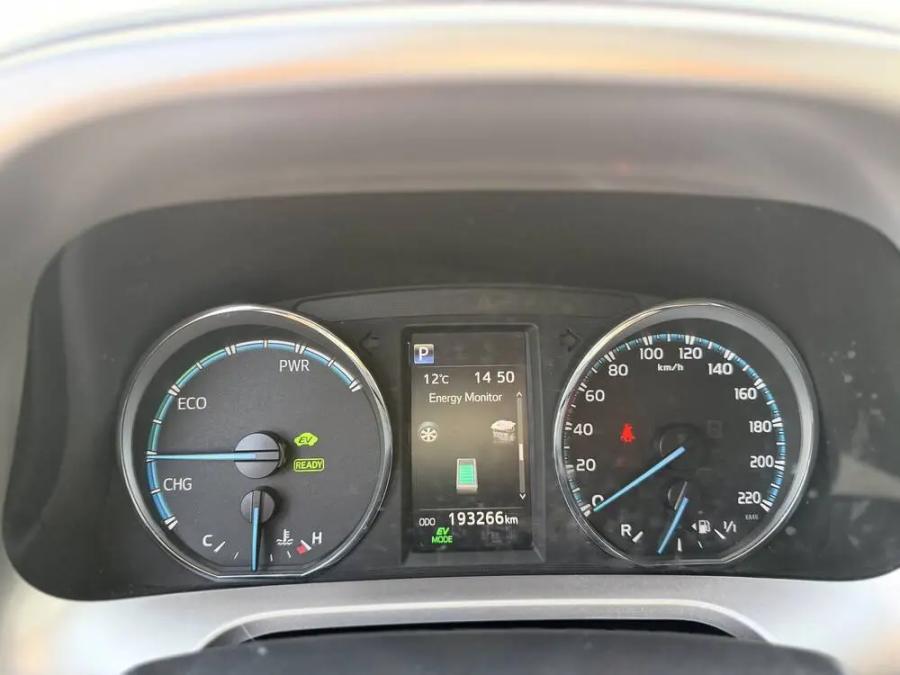 Pelēks Toyota RAV4 2018 Rīga, ar dzinēja tilpumu 2.50 L un nobraukumu 193 tūkst. km par 16500 €, foto 12 vietnē AUTOMOTO.COM.LV