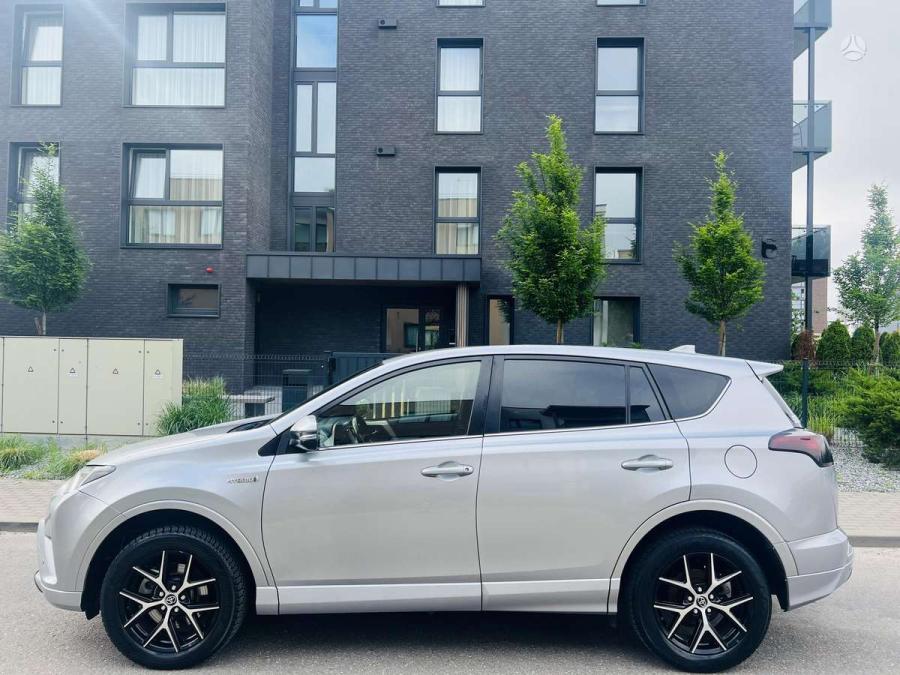 Grey Toyota RAV4 2018 in Kaunas, with an engine capacity of 2.49 L and mileage of 225 thousand km for 18000 €, photo 1 on AUTOMOTO.COM.LV