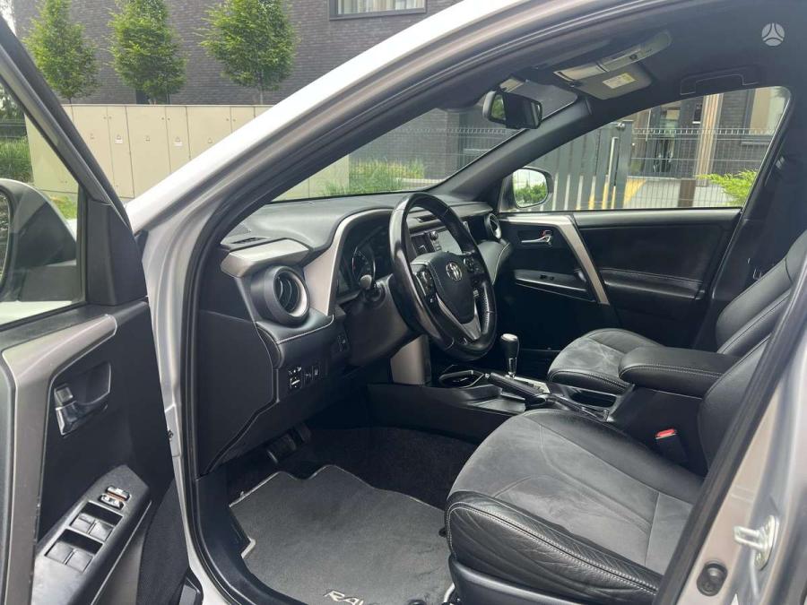 Grey Toyota RAV4 2018 in Kaunas, with an engine capacity of 2.49 L and mileage of 225 thousand km for 18000 €, photo 8 on AUTOMOTO.COM.LV