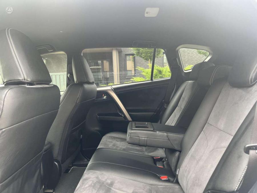 Grey Toyota RAV4 2018 in Kaunas, with an engine capacity of 2.49 L and mileage of 225 thousand km for 18000 €, photo 9 on AUTOMOTO.COM.LV