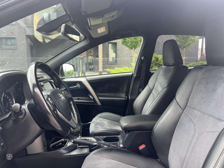 Grey Toyota RAV4 2018 in Kaunas, with an engine capacity of 2.49 L and mileage of 225 thousand km for 18000 €, photo 10 on AUTOMOTO.COM.LV