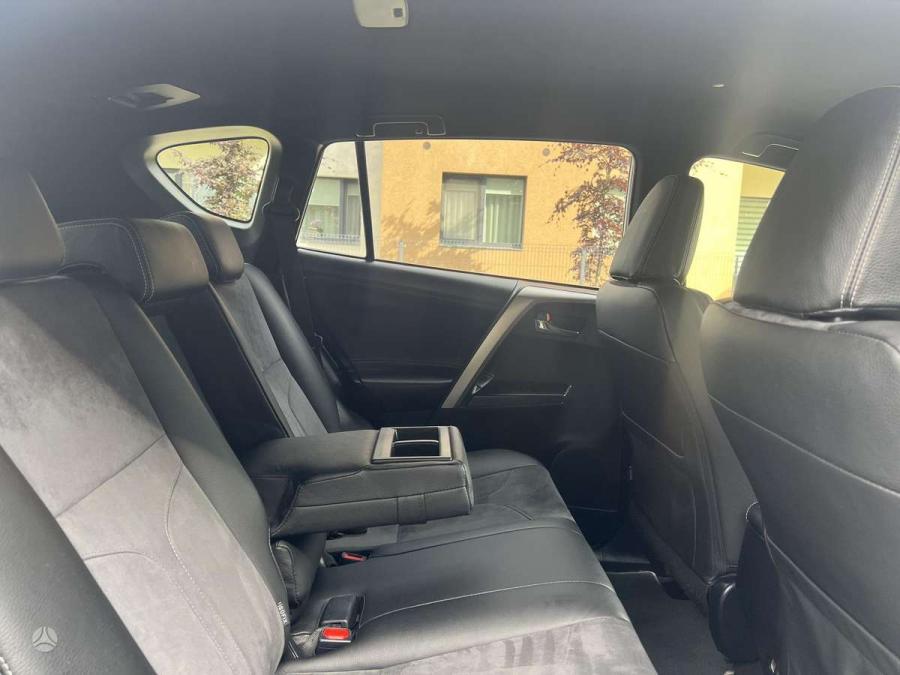 Grey Toyota RAV4 2018 in Kaunas, with an engine capacity of 2.49 L and mileage of 225 thousand km for 18000 €, photo 15 on AUTOMOTO.COM.LV