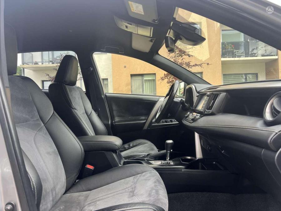 Grey Toyota RAV4 2018 in Kaunas, with an engine capacity of 2.49 L and mileage of 225 thousand km for 18000 €, photo 17 on AUTOMOTO.COM.LV