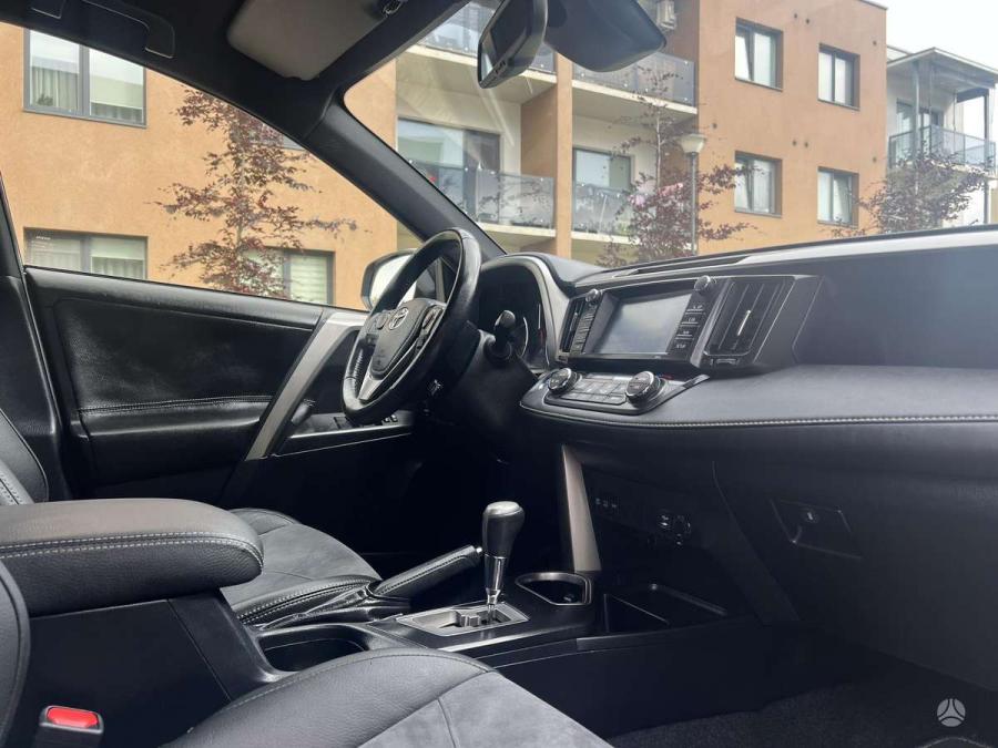 Grey Toyota RAV4 2018 in Kaunas, with an engine capacity of 2.49 L and mileage of 225 thousand km for 18000 €, photo 18 on AUTOMOTO.COM.LV